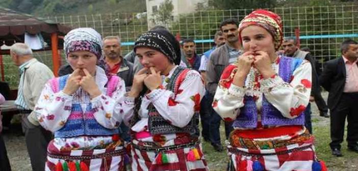 Kuşköy köylüleri festivallerinin duyurusunu ıslık diliyle yaptılar