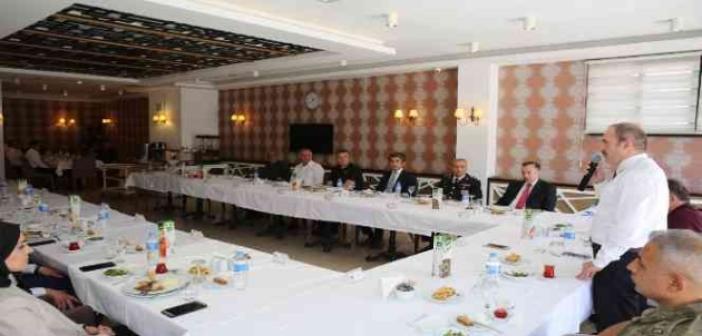Bayburt’ta, mülki idare amirleri ve il jandarma komutanı için veda ... Bayburt’ta, mülki idare amirleri ve il jandarma komutanı için veda ...