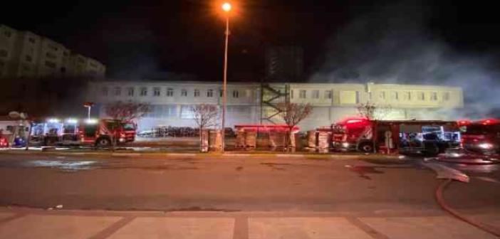 Beylikdüzü’nde 14 saattir yanan fabrikada itfaiyenin çalışması sürüyor ... Beylikdüzü’nde 14 saattir yanan fabrikada itfaiyenin çalışması sürüyor ...