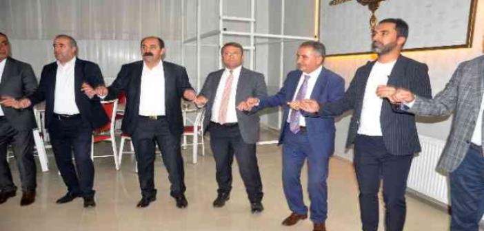 Yüksekova kültürüne ayak uyduran Kaymakam Çimşit düğünde halay çekti
