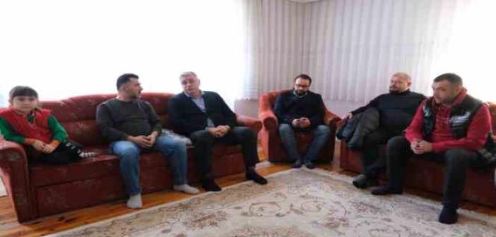Yamak, depremde hayatını kaybeden Saruhan Bolat’ın ailesini ve mezarını ...