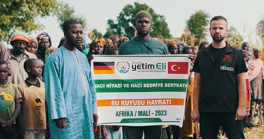 Temiz suya ulaşmak için her gün 15 kilometre yürüyen köylüler için su ... Temiz suya ulaşmak için her gün 15 kilometre yürüyen köylüler için su ...