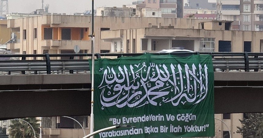 Şanlıurfa'da köprülü kavşağa tevhid bayrağı asıldı