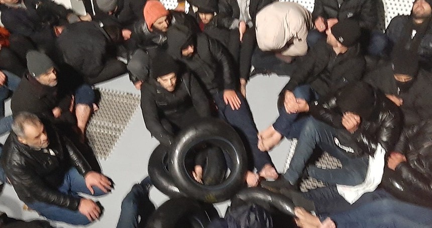 Bindikleri lastik bot su almaya başlayan düzensiz göçmenler kurtarıldı