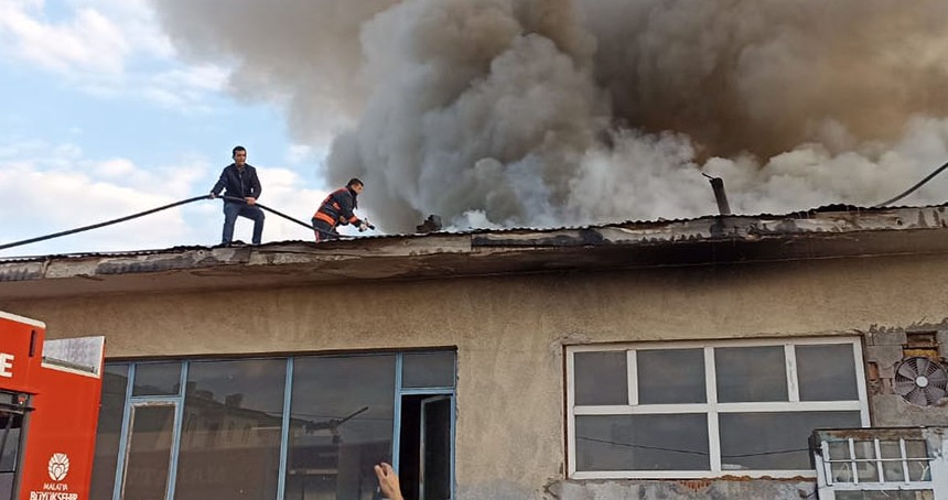 Sanayi sitesinde çıkan yangın korkuttu Sanayi sitesinde çıkan yangın korkuttu