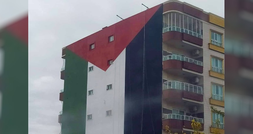 Şanlıurfa’da iş insanı binasını Filistin bayrağının renkleriyle boyadı Şanlıurfa’da iş insanı binasını Filistin bayrağının renkleriyle boyadı
